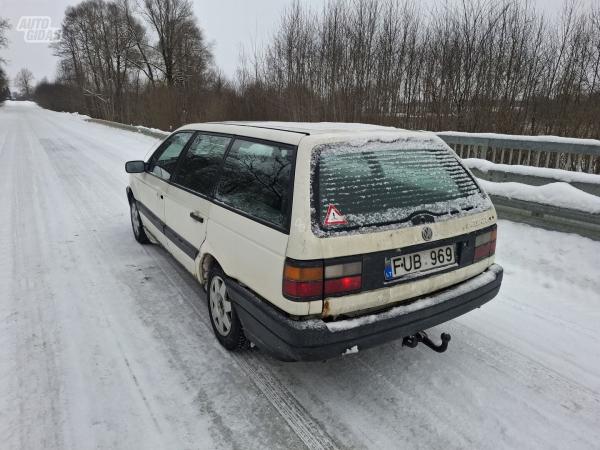 White Volkswagen Passat 1991 in Vilnius, with an engine capacity of 1.90 L and mileage of 382 thousand km for 600 €, photo 3 on AUTOMOTO.COM.LV