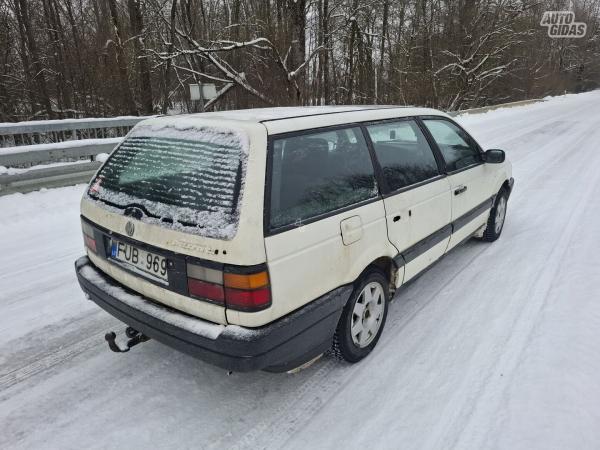White Volkswagen Passat 1991 in Vilnius, with an engine capacity of 1.90 L and mileage of 382 thousand km for 600 €, photo 5 on AUTOMOTO.COM.LV