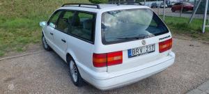 White Volkswagen Passat 1995 in Vilnius, with an engine capacity of 1.98 L and mileage of 317 thousand km for 800 €, photo 6 on AUTOMOTO.COM.LV