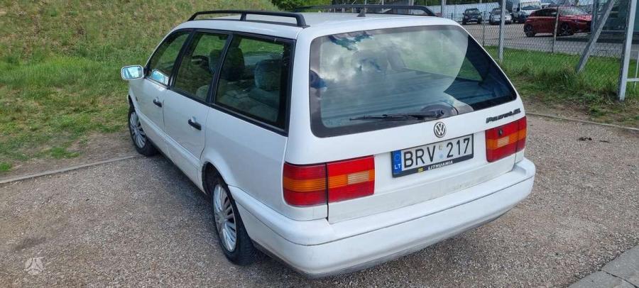 White Volkswagen Passat 1995 in Vilnius, with an engine capacity of 1.98 L and mileage of 317 thousand km for 800 €, photo 6 on AUTOMOTO.COM.LV