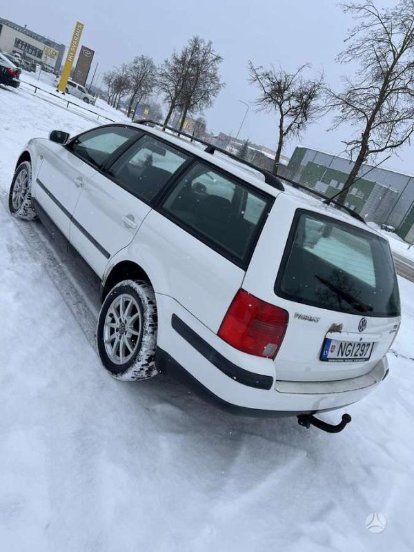 White Volkswagen Passat 2000 in Siauliai, with an engine capacity of 1.90 L and mileage of 262 thousand km for 2299 €, photo 7 on AUTOMOTO.COM.LV