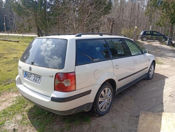 White Volkswagen Passat 2002 in Vilnius, with an engine capacity of 1.90 L and mileage of 300 thousand km for 1150 €, photo 5 on AUTOMOTO.COM.LV