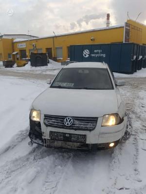 White Volkswagen Passat 2003 in Klaipeda, with an engine capacity of 2.50 L and mileage of 293 thousand km for 600 €, photo  on AUTOMOTO.COM.LV