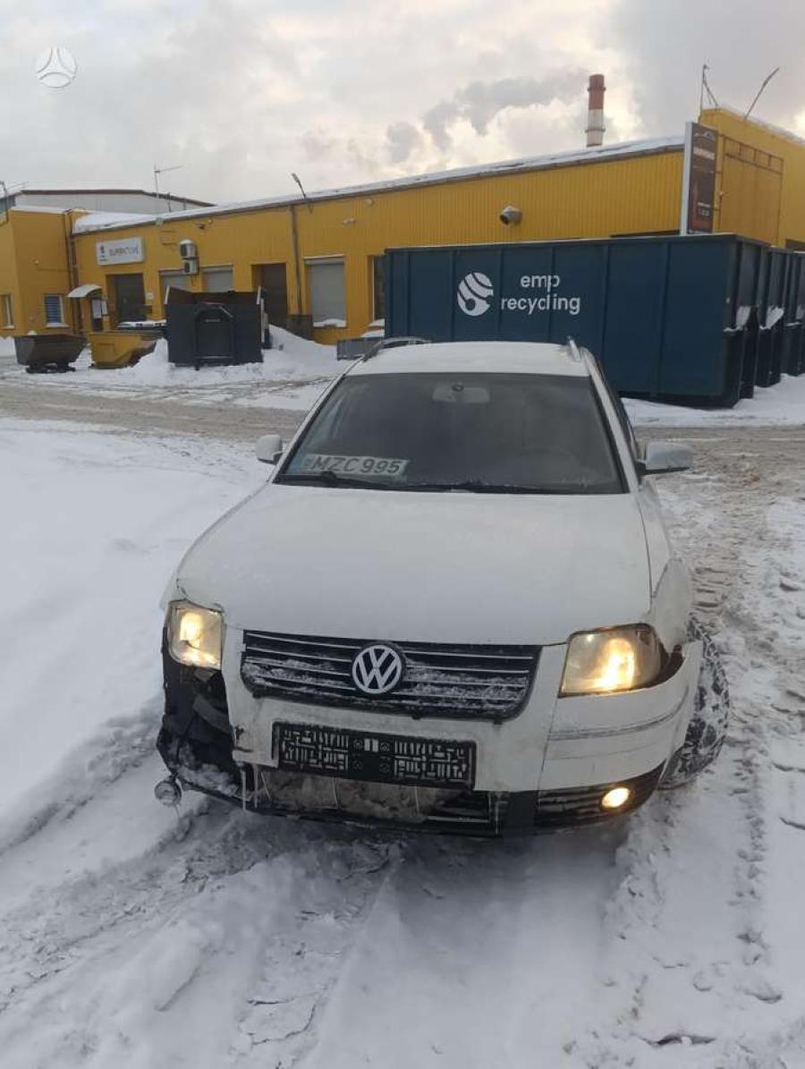 White Volkswagen Passat 2003 in Klaipeda, with an engine capacity of 2.50 L and mileage of 293 thousand km for 600 €, photo 1 on AUTOMOTO.COM.LV