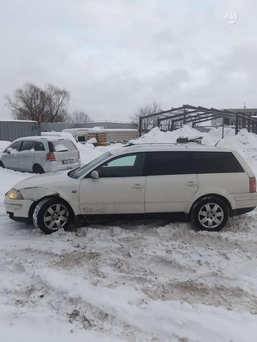 White Volkswagen Passat 2003 in Klaipeda, with an engine capacity of 2.50 L and mileage of 293 thousand km for 600 €, photo 3 on AUTOMOTO.COM.LV