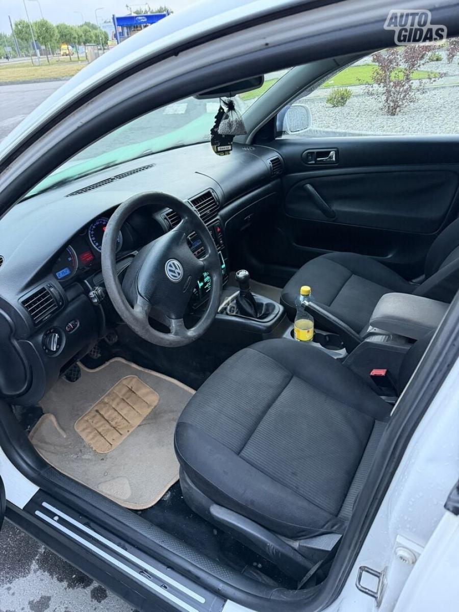 White Volkswagen Passat 2003 in Silute, with an engine capacity of 1.90 L and mileage of 451 thousand km for 1350 €, photo 8 on AUTOMOTO.COM.LV