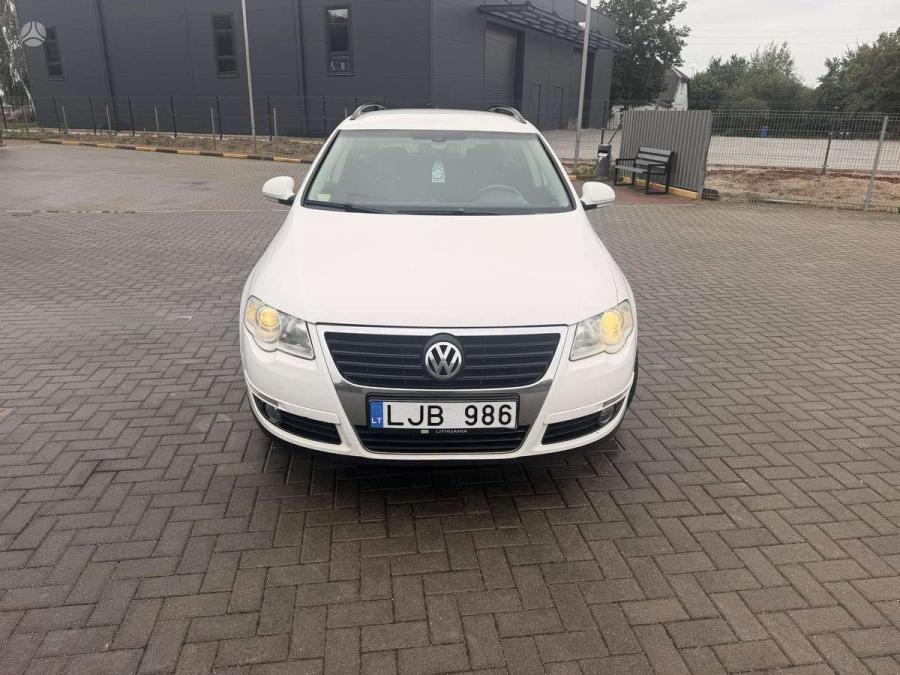 White Volkswagen Passat 2007 in Vilkaviskis, with an engine capacity of 1.97 L and mileage of 347 thousand km for 1070 €, photo 4 on AUTOMOTO.COM.LV