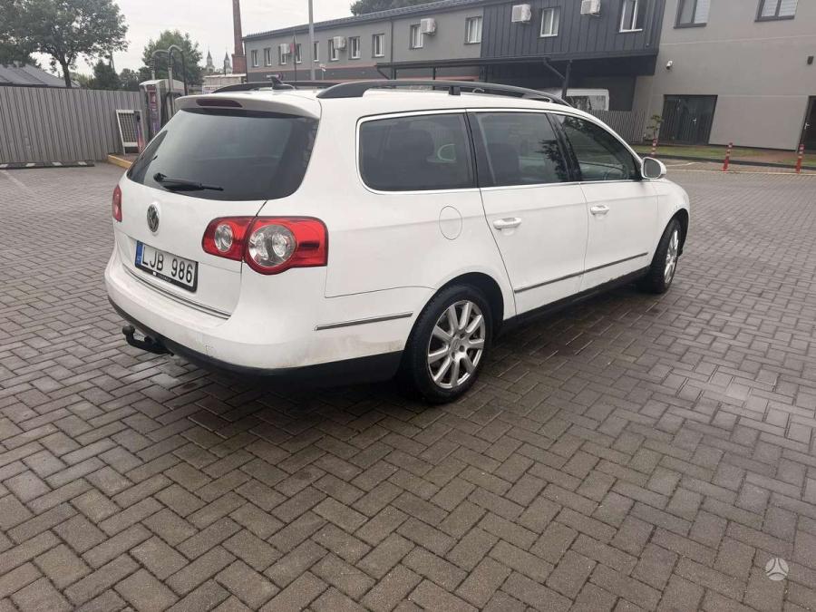 White Volkswagen Passat 2007 in Vilkaviskis, with an engine capacity of 1.97 L and mileage of 347 thousand km for 1070 €, photo 8 on AUTOMOTO.COM.LV