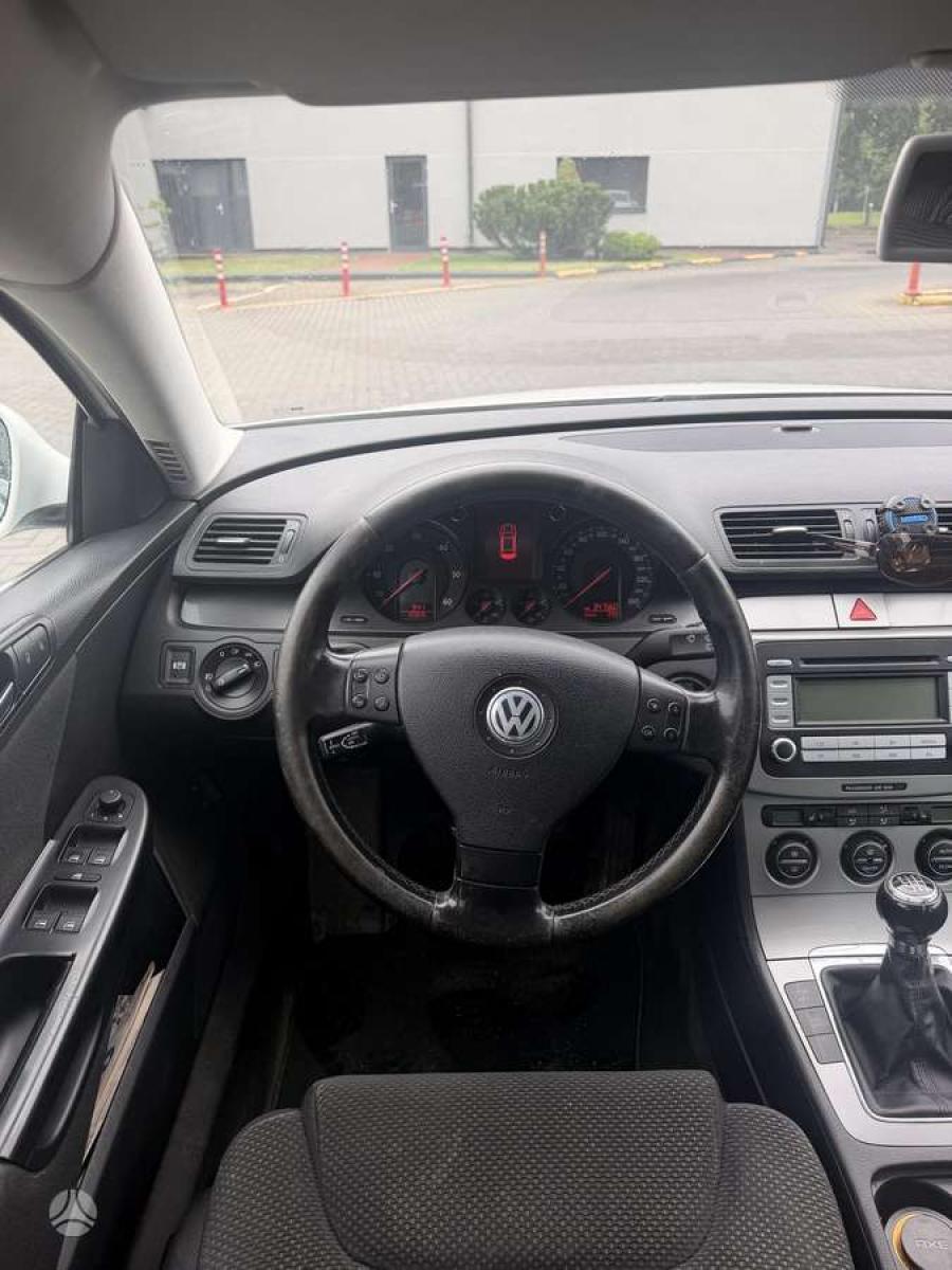 White Volkswagen Passat 2007 in Vilkaviskis, with an engine capacity of 1.97 L and mileage of 347 thousand km for 1070 €, photo 11 on AUTOMOTO.COM.LV