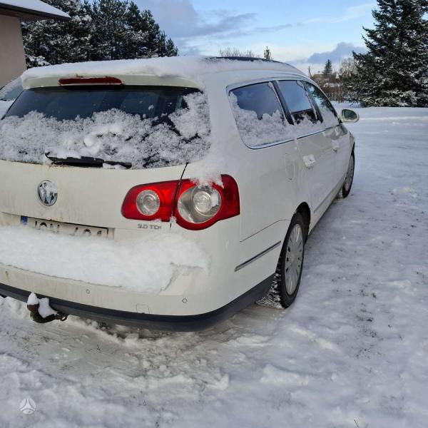White Volkswagen Passat 2008 in Kaisiadorys, with an engine capacity of 2.00 L and mileage of 424 thousand km for 999 €, photo 3 on AUTOMOTO.COM.LV