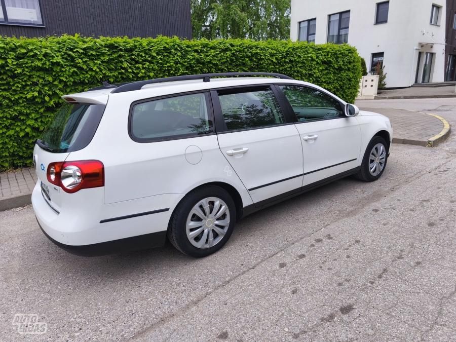White Volkswagen Passat 2008 in Kaunas, with an engine capacity of 1.90 L and mileage of 380 thousand km for 1100 €, photo 5 on AUTOMOTO.COM.LV
