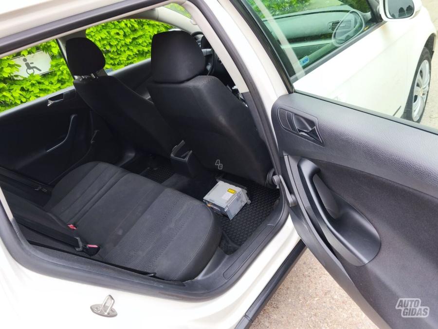 White Volkswagen Passat 2008 in Kaunas, with an engine capacity of 1.90 L and mileage of 380 thousand km for 1100 €, photo 11 on AUTOMOTO.COM.LV