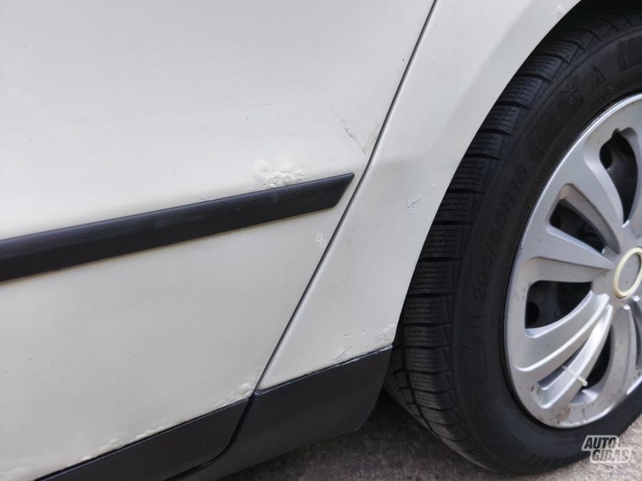 White Volkswagen Passat 2008 in Kaunas, with an engine capacity of 1.90 L and mileage of 380 thousand km for 1100 €, photo 14 on AUTOMOTO.COM.LV