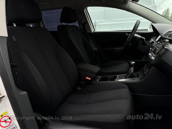 White Volkswagen Passat 2008 in Tartu, with an engine capacity of 1.90 L and mileage of 0 thousand km for 2490 €, photo 10 on AUTOMOTO.COM.LV