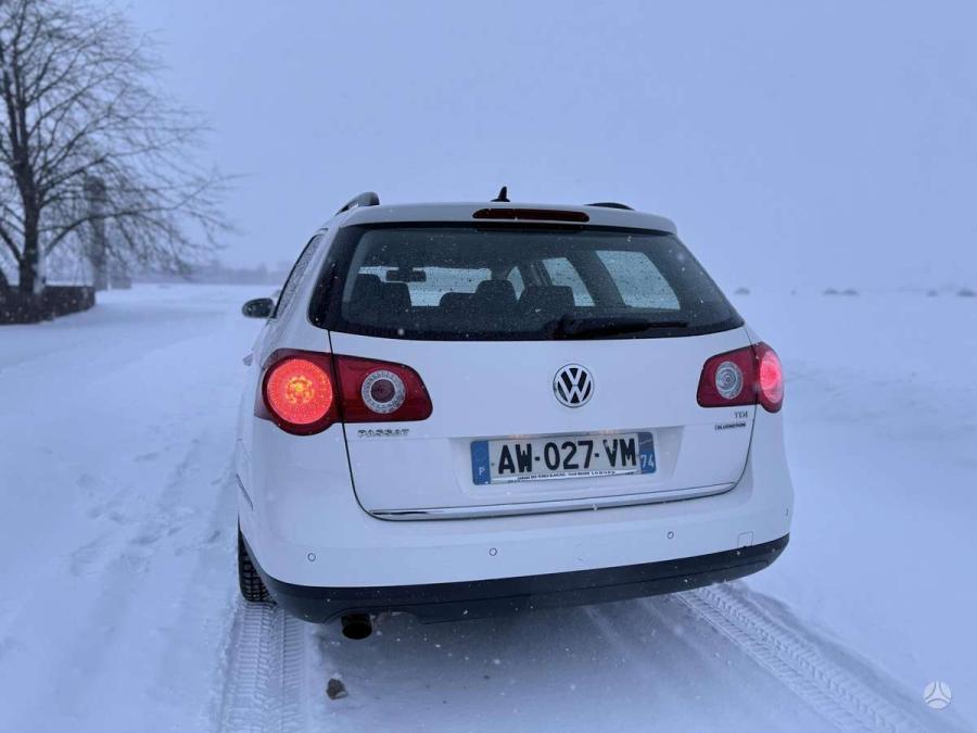 White Volkswagen Passat 2010 in Siauliai, with an engine capacity of 1.60 L and mileage of 300 thousand km for 2800 €, photo 11 on AUTOMOTO.COM.LV