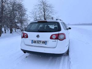 White Volkswagen Passat 2010 in Siauliai, with an engine capacity of 1.60 L and mileage of 300 thousand km for 2800 €, photo 12 on AUTOMOTO.COM.LV