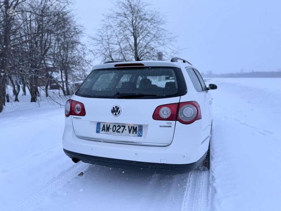 White Volkswagen Passat 2010 in Siauliai, with an engine capacity of 1.60 L and mileage of 300 thousand km for 2800 €, photo 12 on AUTOMOTO.COM.LV