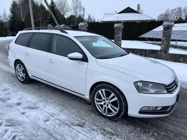 White Volkswagen Passat 2011 in Panevezys, with an engine capacity of 1.60 L and mileage of 296 thousand km for 3999 €, photo 8 on AUTOMOTO.COM.LV
