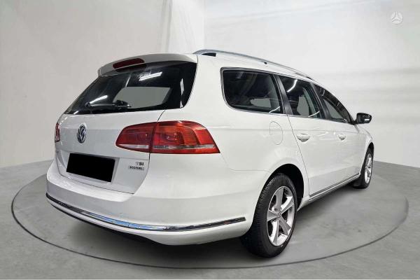 White Volkswagen Passat 2011 in Vilnius, with an engine capacity of 1.39 L and mileage of 175 thousand km for 7700 €, photo 4 on AUTOMOTO.COM.LV