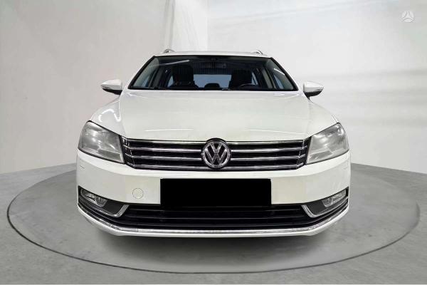 White Volkswagen Passat 2011 in Vilnius, with an engine capacity of 1.39 L and mileage of 175 thousand km for 7700 €, photo 1 on AUTOMOTO.COM.LV