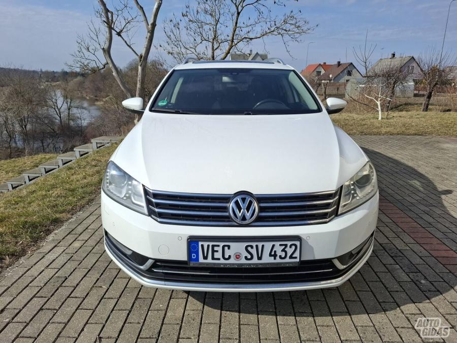 White Volkswagen Passat 2011 in Siauliai, with an engine capacity of 2.00 L and mileage of 273 thousand km for 5850 €, photo 2 on AUTOMOTO.COM.LV