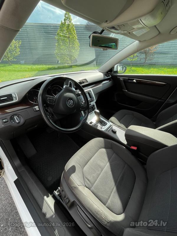 White Volkswagen Passat 2011 in Tartu, with an engine capacity of 2.00 L and mileage of 325 thousand km for 6999 €, photo 8 on AUTOMOTO.COM.LV