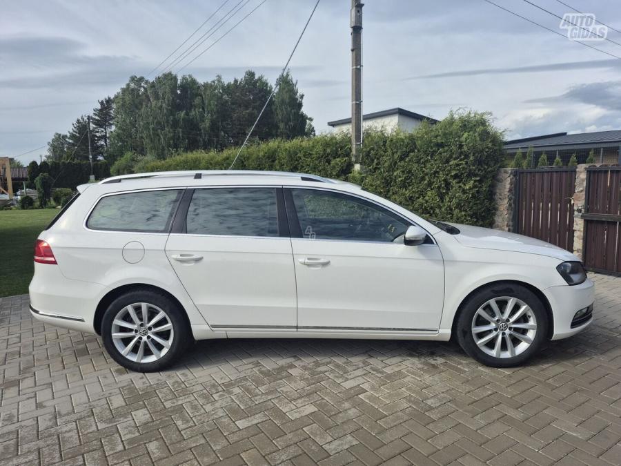 White Volkswagen Passat 2011 in Jonava, with an engine capacity of 2.00 L and mileage of 315 thousand km for 4000 €, photo 7 on AUTOMOTO.COM.LV