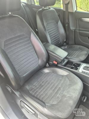 White Volkswagen Passat 2011 in Jonava, with an engine capacity of 2.00 L and mileage of 315 thousand km for 4000 €, photo 13 on AUTOMOTO.COM.LV