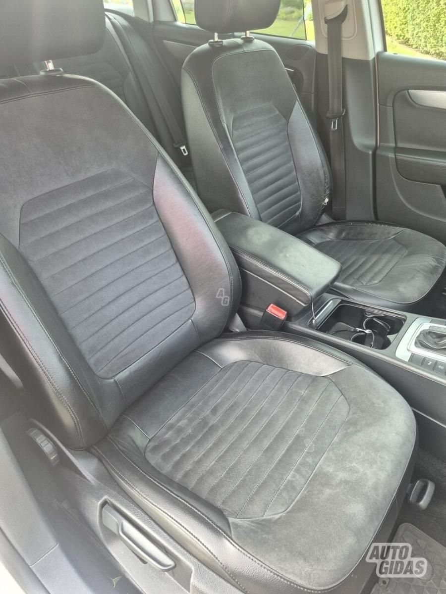 White Volkswagen Passat 2011 in Jonava, with an engine capacity of 2.00 L and mileage of 315 thousand km for 4000 €, photo 13 on AUTOMOTO.COM.LV