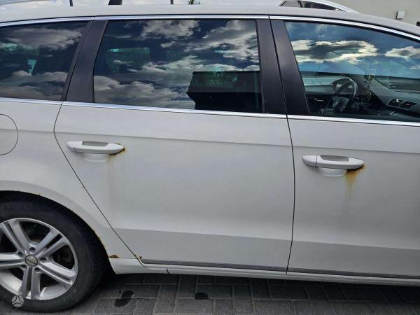 White Volkswagen Passat 2011 in Kaunas, with an engine capacity of 1.40 L and mileage of 360 thousand km for 2200 €, photo 5 on AUTOMOTO.COM.LV