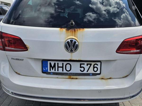 White Volkswagen Passat 2011 in Kaunas, with an engine capacity of 1.40 L and mileage of 360 thousand km for 2200 €, photo 7 on AUTOMOTO.COM.LV