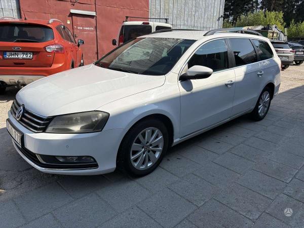 White Volkswagen Passat 2011 in Vilnius, with an engine capacity of 1.60 L and mileage of 371 thousand km for 2000 €, photo 1 on AUTOMOTO.COM.LV