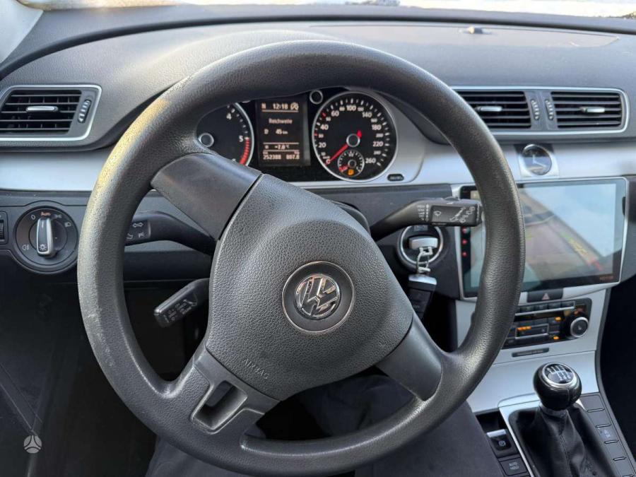 Balts Volkswagen Passat 2012 Jurbarkas, ar dzinēja tilpumu 1.97 L un nobraukumu 250 tūkst. km par 3999 €, foto 17 vietnē AUTOMOTO.COM.LV