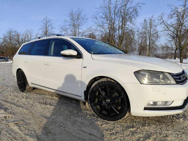 White Volkswagen Passat 2012 in Alytus, with an engine capacity of 1.97 L and mileage of 301 thousand km for 5900 €, photo 2 on AUTOMOTO.COM.LV