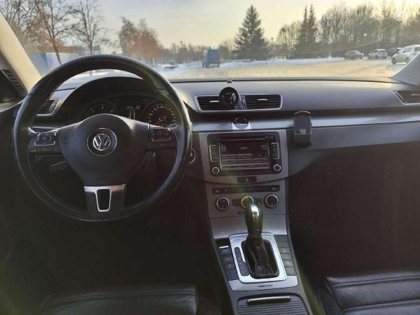 White Volkswagen Passat 2012 in Alytus, with an engine capacity of 1.97 L and mileage of 301 thousand km for 5900 €, photo 10 on AUTOMOTO.COM.LV