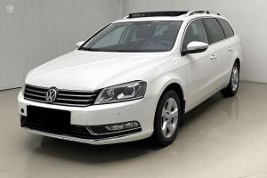 Balts Volkswagen Passat 2012 Viļņa, ar dzinēja tilpumu 1.39 L un nobraukumu 165 tūkst. km par 8954 €, foto  vietnē AUTOMOTO.COM.LV