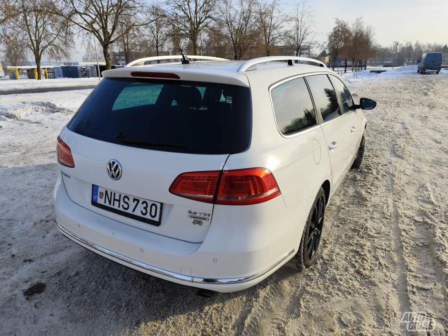 White Volkswagen Passat 2012 in Alytus, with an engine capacity of 2.00 L and mileage of 304 thousand km for 5850 €, photo 5 on AUTOMOTO.COM.LV