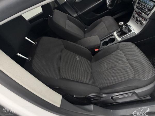 White Volkswagen Passat 2012 in Avizieniai, with an engine capacity of 1.60 L and mileage of 298 thousand km for 4200 €, photo 5 on AUTOMOTO.COM.LV