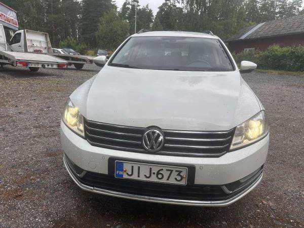 White Volkswagen Passat 2012 in Marijampole, with an engine capacity of 1.60 L and mileage of 305 thousand km for 3000 €, photo 2 on AUTOMOTO.COM.LV