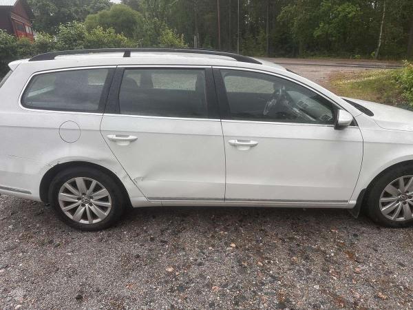 White Volkswagen Passat 2012 in Marijampole, with an engine capacity of 1.60 L and mileage of 305 thousand km for 3000 €, photo 4 on AUTOMOTO.COM.LV