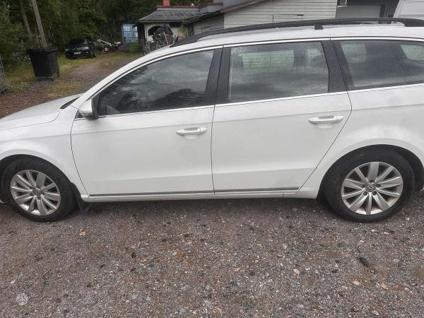 White Volkswagen Passat 2012 in Marijampole, with an engine capacity of 1.60 L and mileage of 305 thousand km for 3000 €, photo 7 on AUTOMOTO.COM.LV