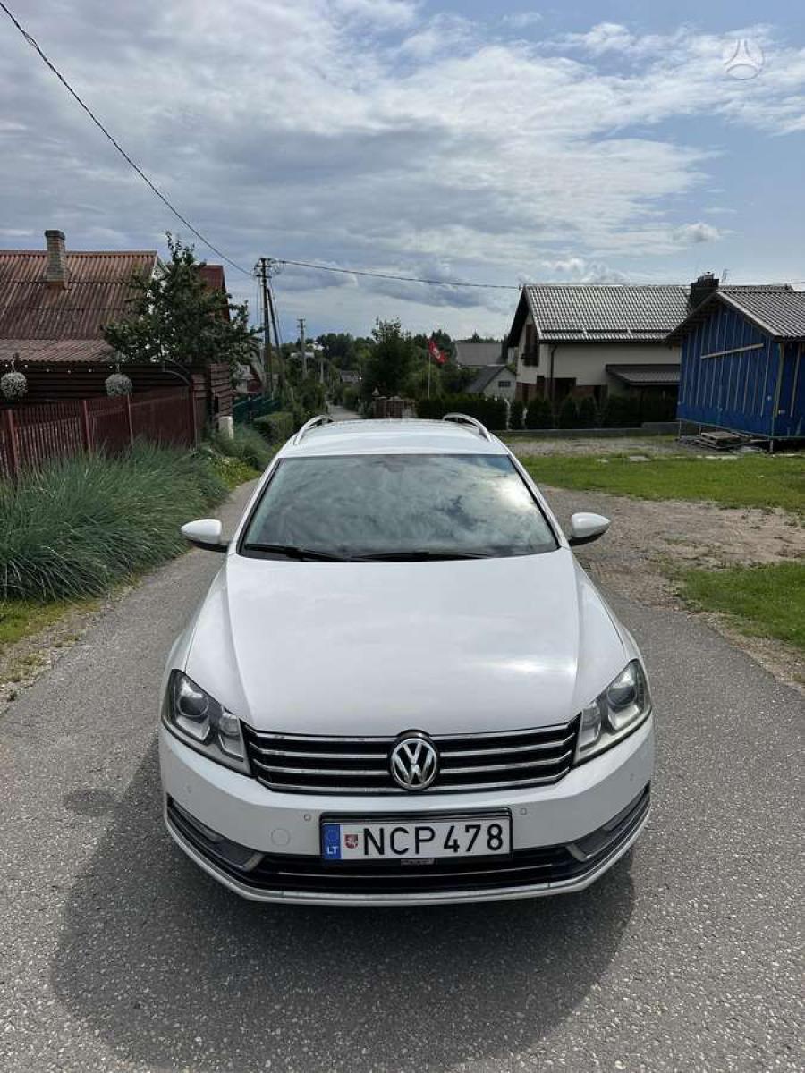 White Volkswagen Passat 2012 in Vilnius, with an engine capacity of 1.97 L and mileage of 305 thousand km for 5750 €, photo 3 on AUTOMOTO.COM.LV