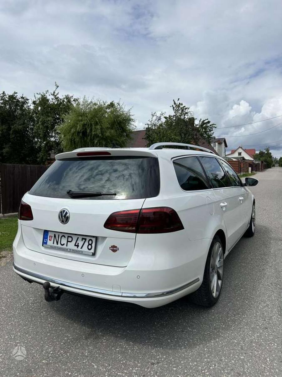 White Volkswagen Passat 2012 in Vilnius, with an engine capacity of 1.97 L and mileage of 305 thousand km for 5750 €, photo 7 on AUTOMOTO.COM.LV