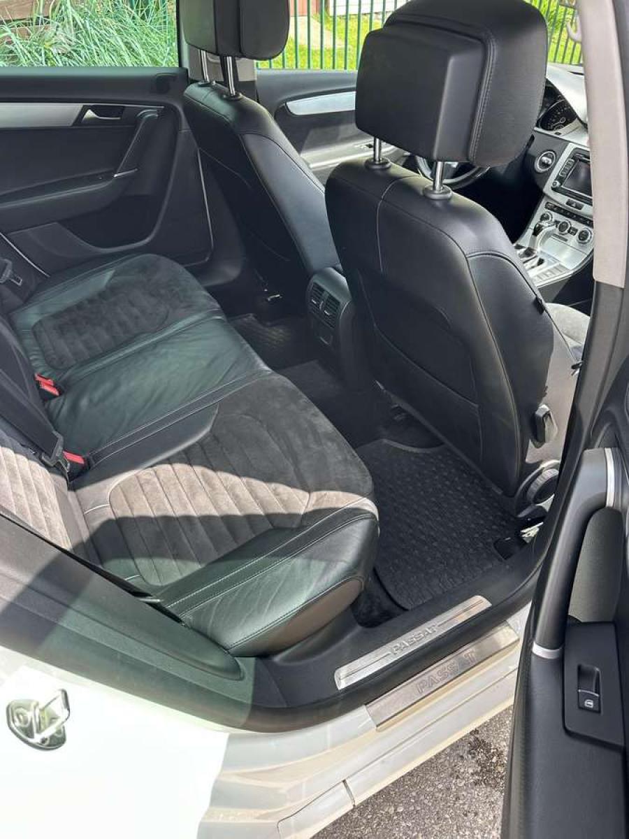 White Volkswagen Passat 2012 in Vilnius, with an engine capacity of 1.97 L and mileage of 305 thousand km for 5750 €, photo 16 on AUTOMOTO.COM.LV