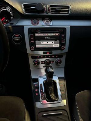 White Volkswagen Passat 2012 in Vilnius, with an engine capacity of 1.97 L and mileage of 305 thousand km for 5750 €, photo 25 on AUTOMOTO.COM.LV