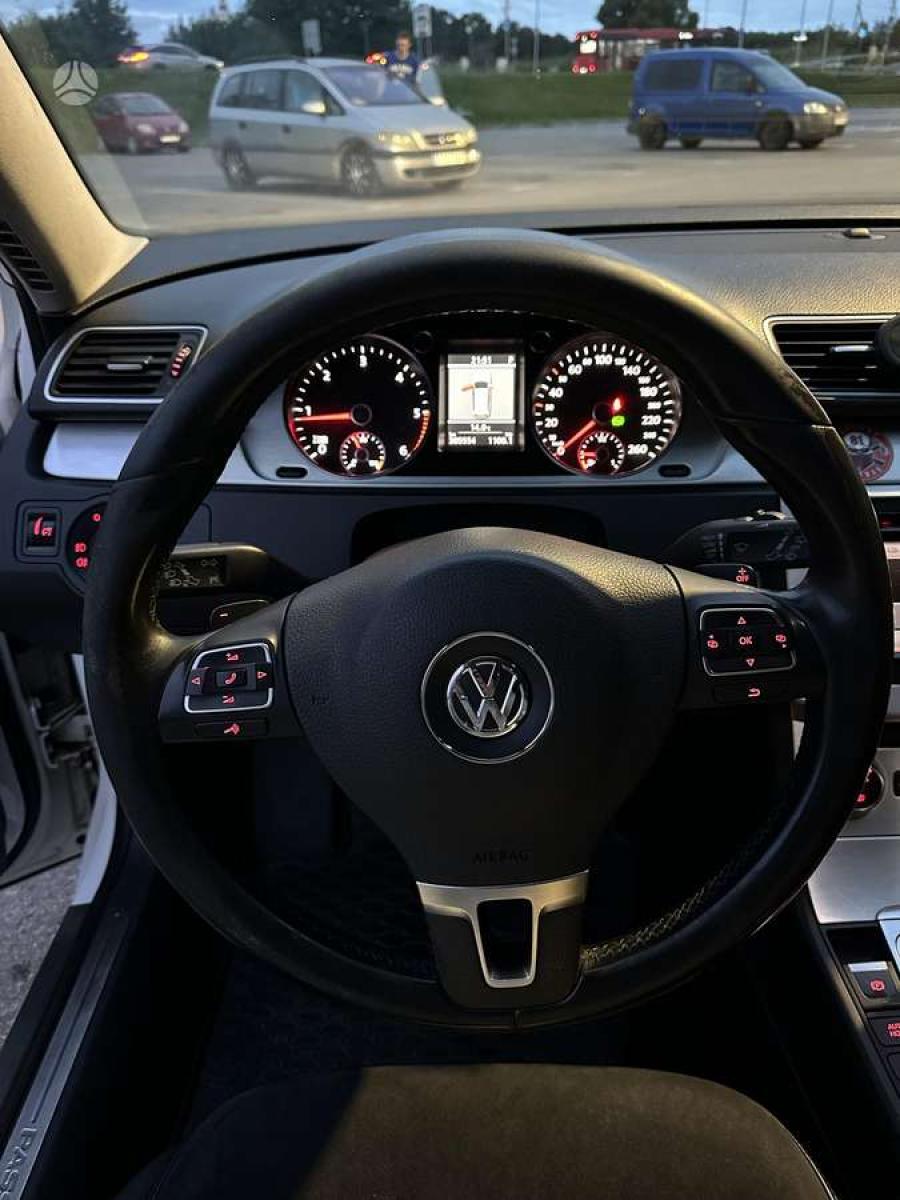 White Volkswagen Passat 2012 in Vilnius, with an engine capacity of 1.97 L and mileage of 305 thousand km for 5750 €, photo 26 on AUTOMOTO.COM.LV