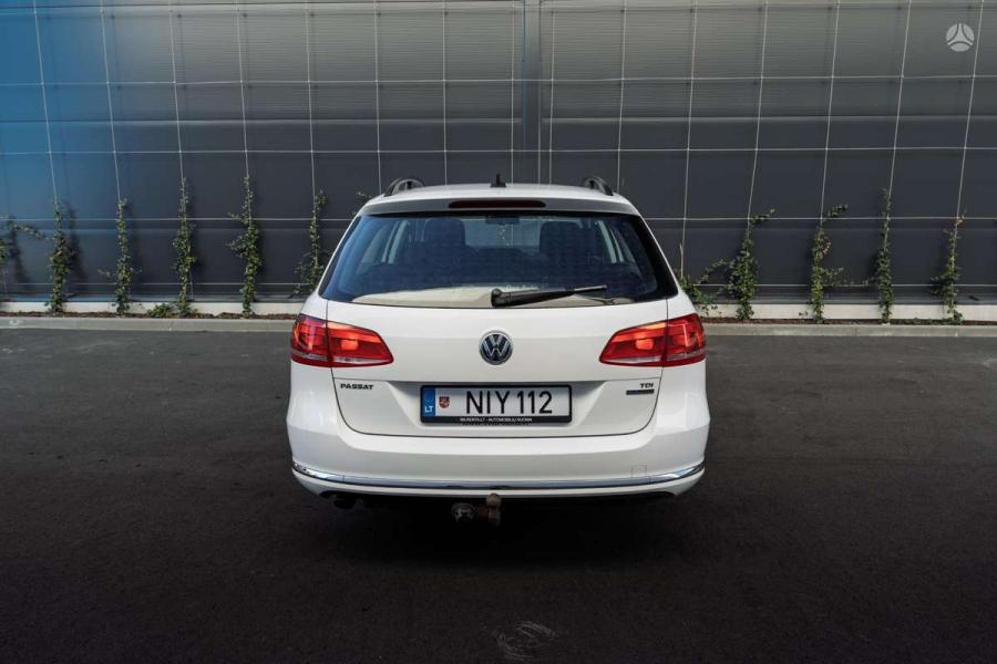 White Volkswagen Passat 2013 in Klaipeda, with an engine capacity of 1.60 L and mileage of 343 thousand km for 6000 €, photo 4 on AUTOMOTO.COM.LV