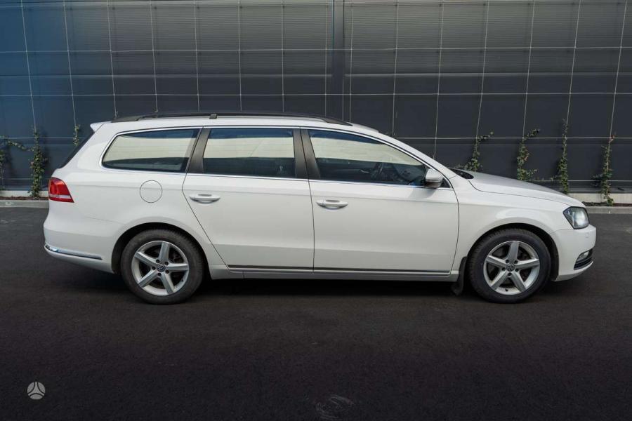 White Volkswagen Passat 2013 in Klaipeda, with an engine capacity of 1.60 L and mileage of 343 thousand km for 6000 €, photo 6 on AUTOMOTO.COM.LV