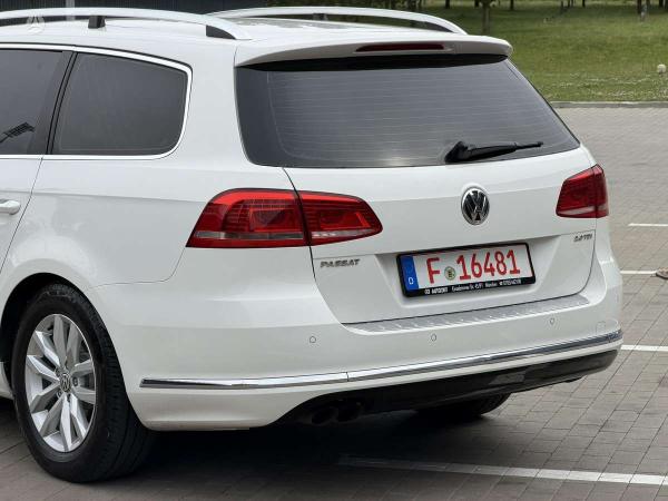 White Volkswagen Passat 2013 in Jonava, with an engine capacity of 1.97 L and mileage of 270 thousand km for 6500 €, photo 7 on AUTOMOTO.COM.LV
