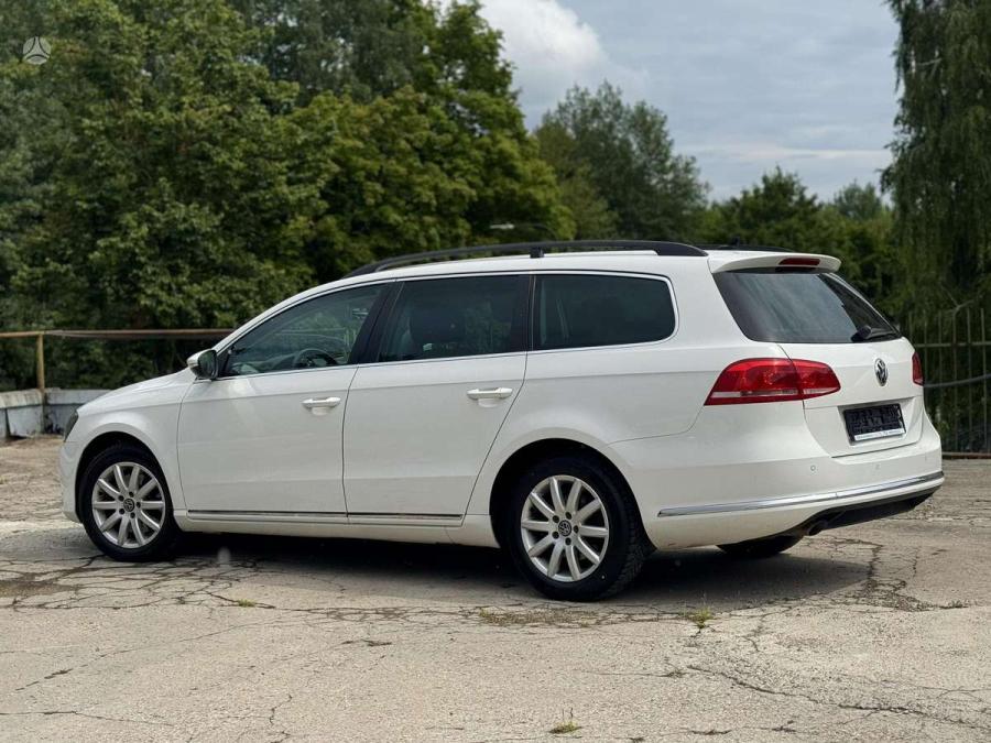 White Volkswagen Passat 2013 in Vilnius, with an engine capacity of 1.60 L and mileage of 246 thousand km for 5600 €, photo 3 on AUTOMOTO.COM.LV